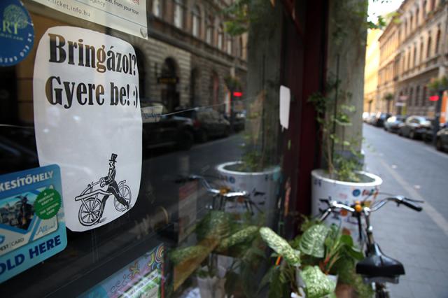 Bringa, design, romkocsma: Hétkerék Szimpla Bringapince - Romkocsmák ...